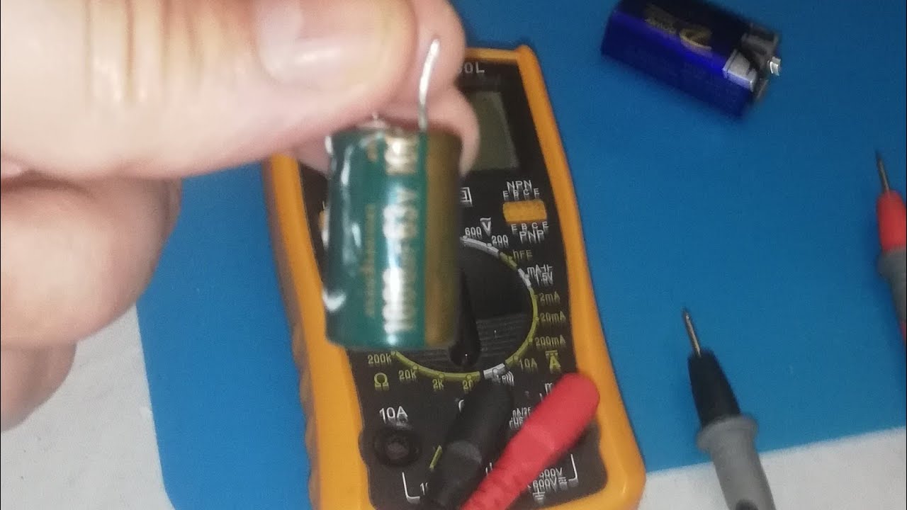 MIDIENDO CAPACITOR 63 VOLTIOS y 1000 MICROFARADIOS SUELTO CON ...
