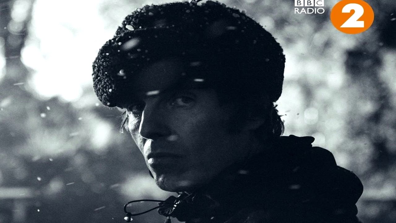 Liam Gallagher - 2020-11-27 - Hello (live on Radio 2) - YouTube