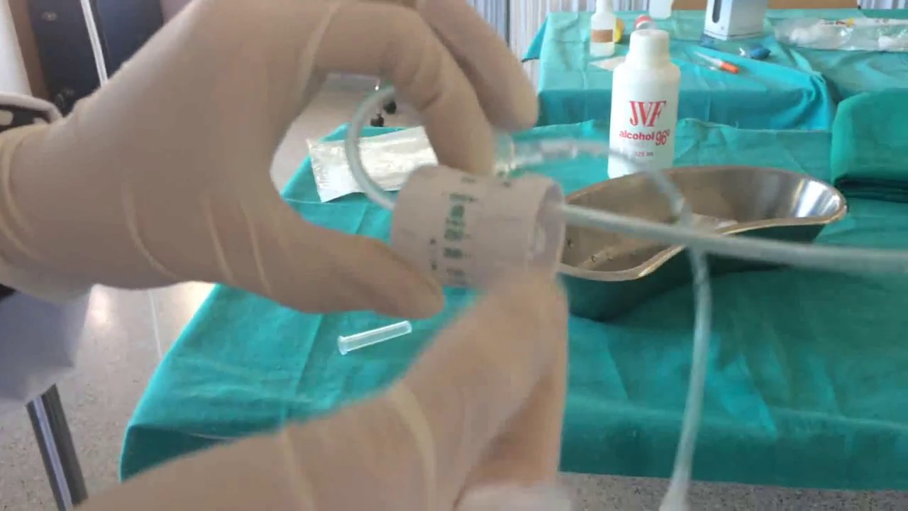 Purgado de un suero para venoclisis - YouTube