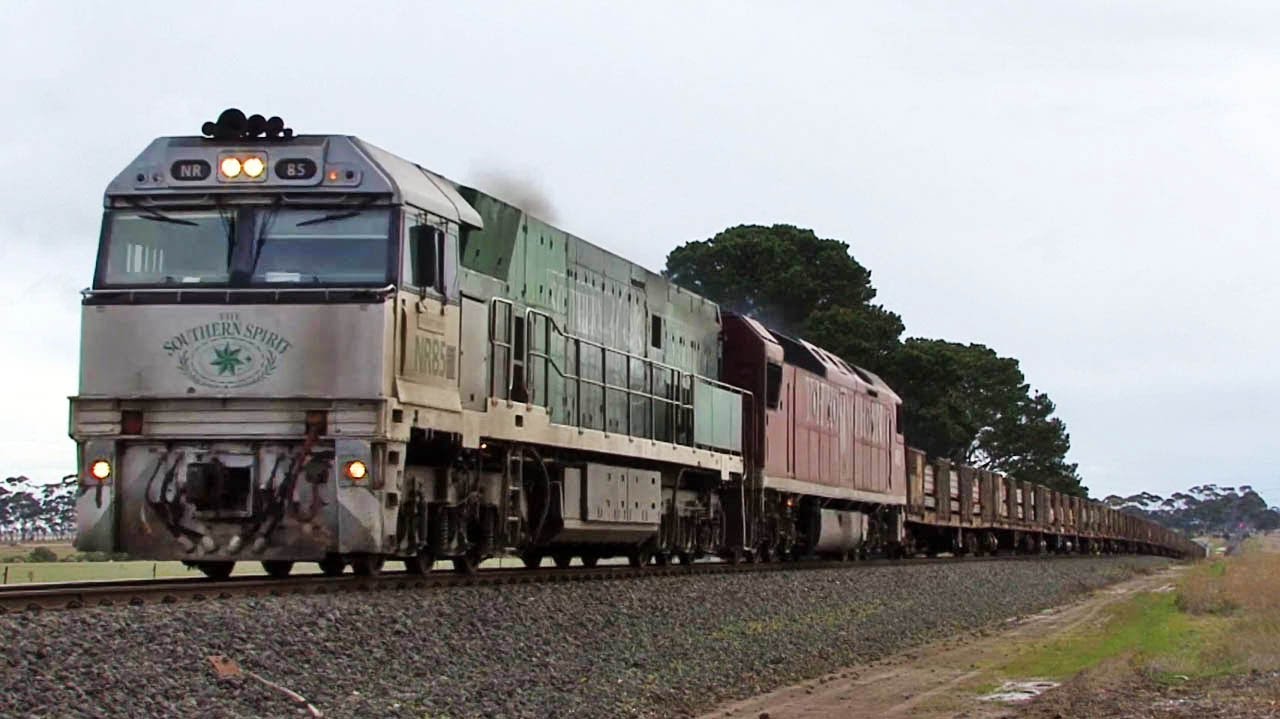 GE and EMD Diesel Freight Trains across the Plains: Australian Trains ...
