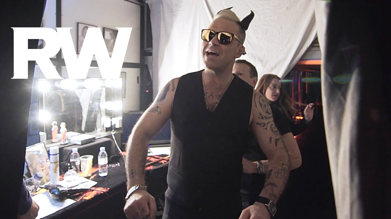 Robbie Williams | Uptown Funk Backstage - YouTube