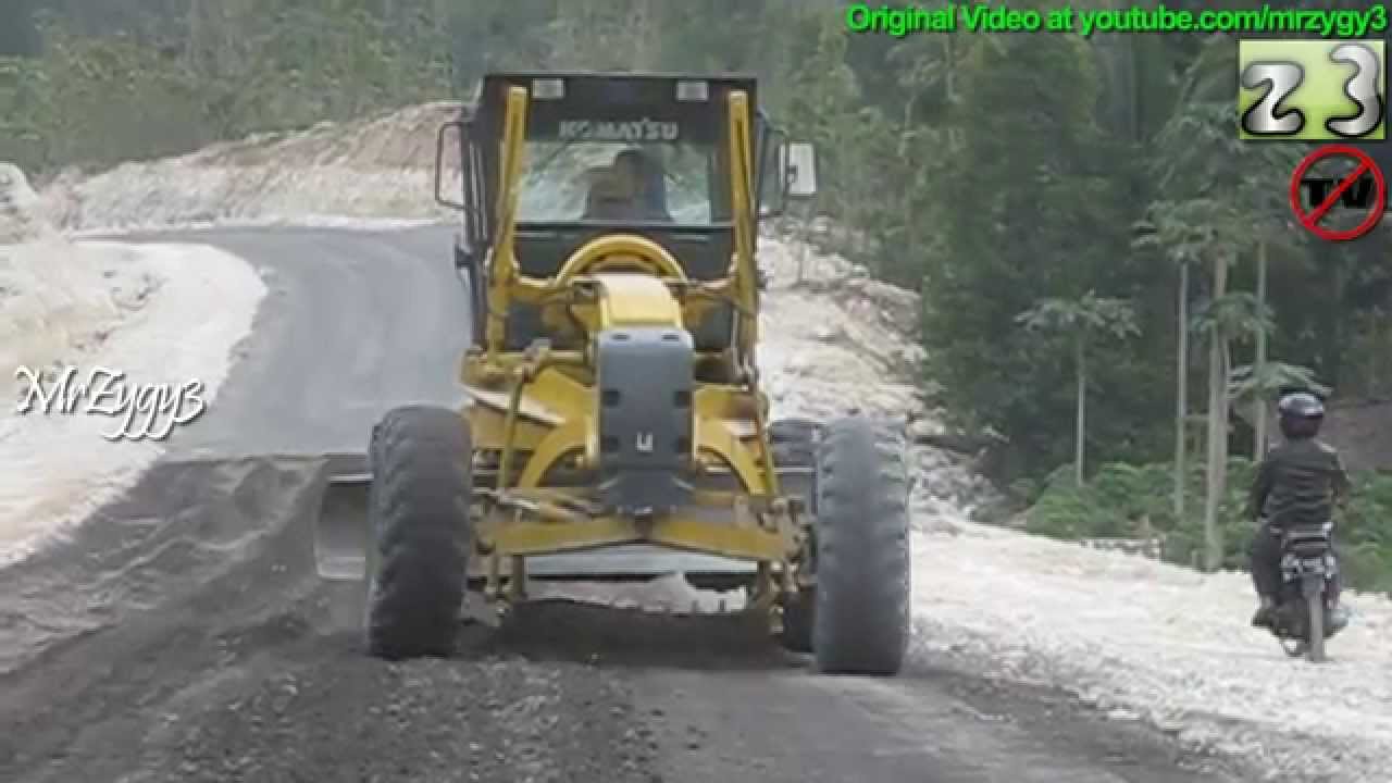 Motor Grader Komatsu GD555 Ripping Road Aggregate - YouTube