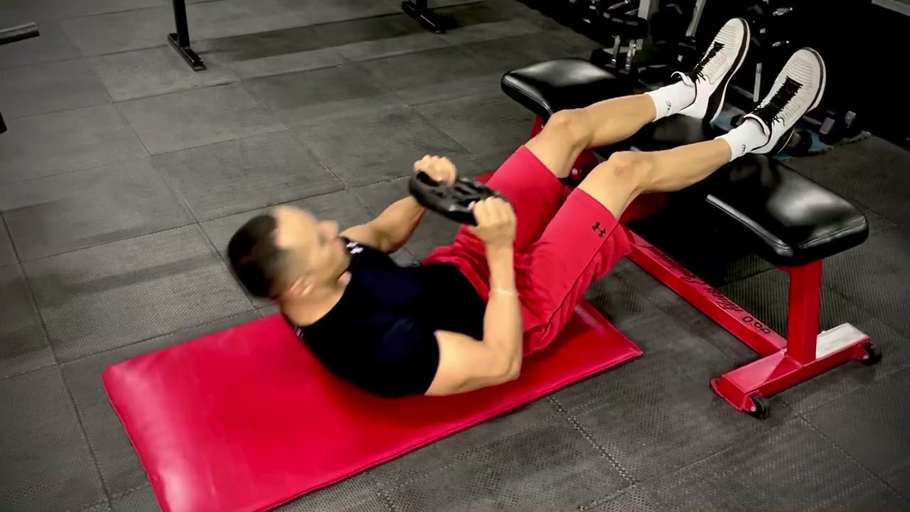 Crunch abdominal con peso, pues en banco /TITÁN GYM/ - YouTube