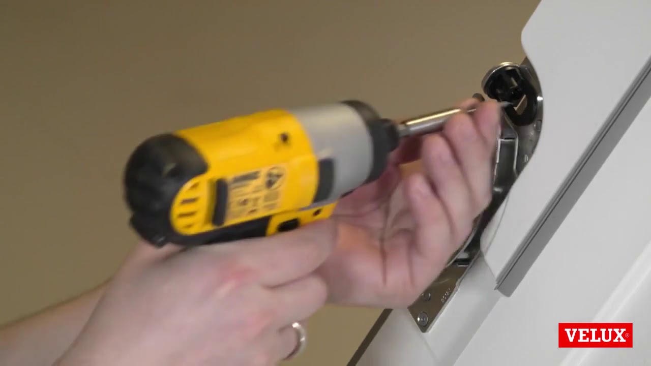 Remplacement de charnières VELUX (V22) - YouTube