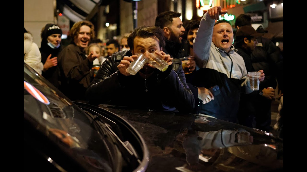 Women slap each other in face in hair-pulling fight as tensions flare ...