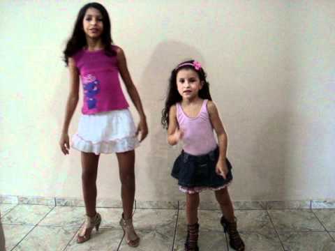 Isa & Gaby , dançando mãos para o alto novinha
