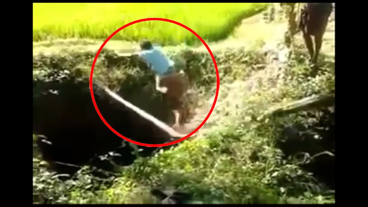 Man fell into pit while balancing himself - YouTube
