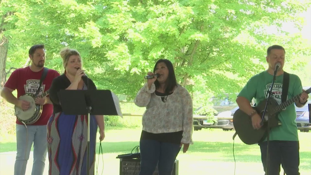 Local church holds tailgate for Sunday service - YouTube