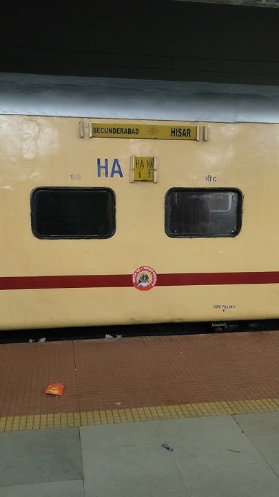 22738 Hisar - Secunderabad SF Express Departing Akola Junction. - YouTube