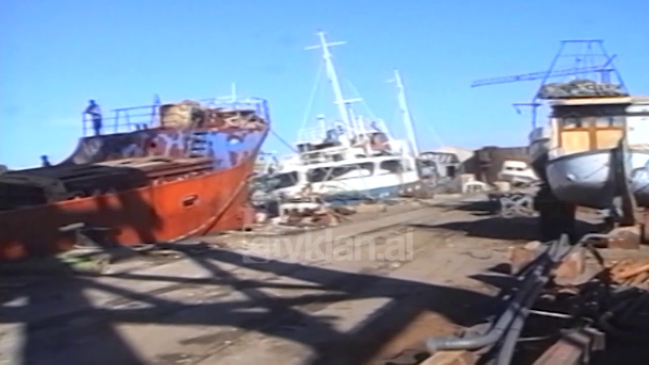 Diga "Adem Reka" ne Portin e Durresit rrezikon mbytjen (11 Dhjetor 2000 ...
