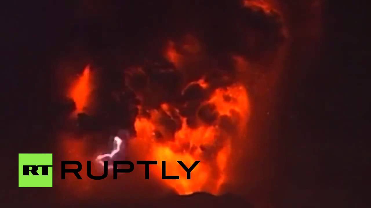 Calbuco volcano emit LIGHTNING and LAVA in Chile - YouTube