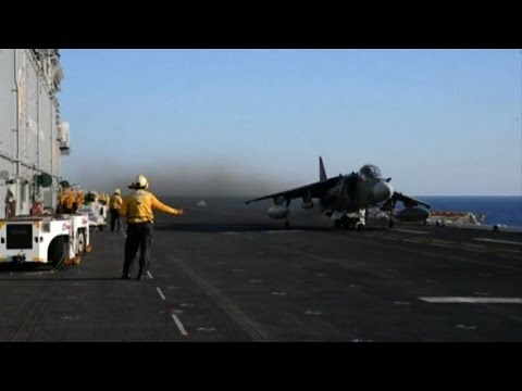 Libia, i raid degli Harrier Usa in partenza dalla nave "Uss Wasp" - YouTube