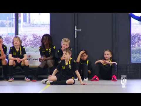 Edward Sturing geeft training aan Vitesse Onder 11 en Onder 12 - YouTube