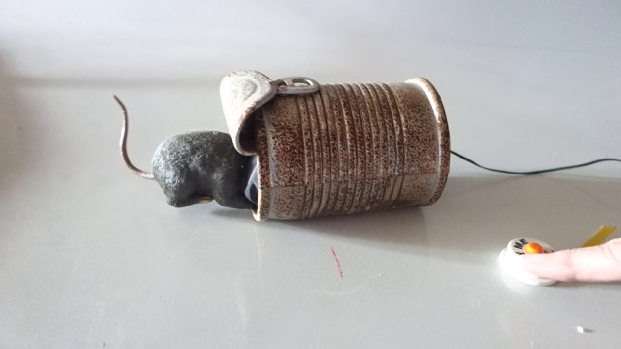 screaching wiggling mouse battery operated - YouTube