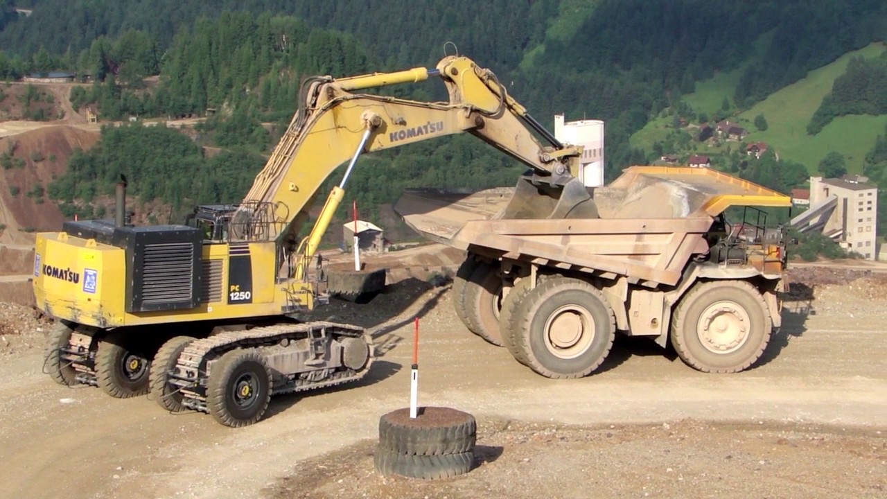 Working on narrow roads with Sleipner E120 transport system - YouTube