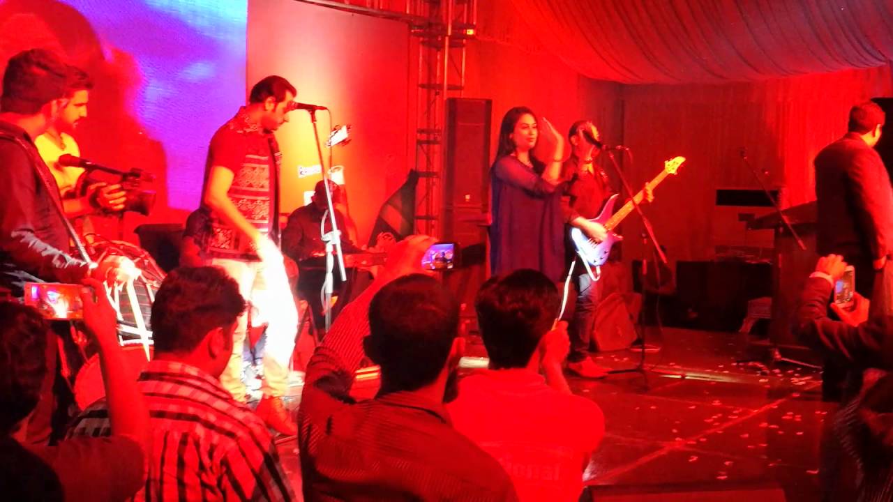 Humara Arshad at next cola ceremony - YouTube