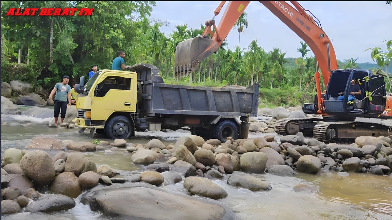Alat Berat Excavator Muat Batu Gunung, Dump Truk Muat Batu Gunung ...