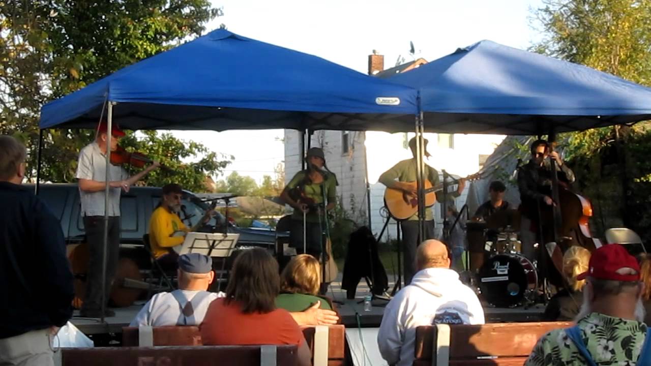 One Take Band plays Wagon Wheel at the Apple Butter Festival - YouTube
