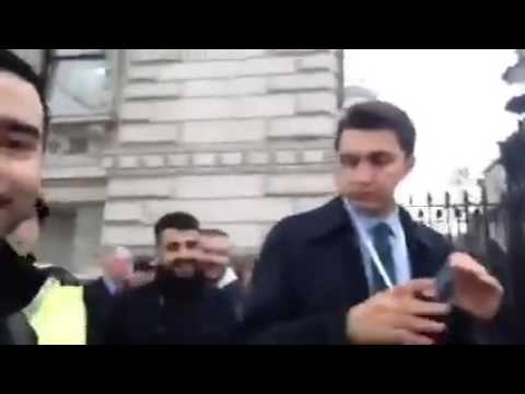 Londra`da Davutoğlunun Korumasına Sataşan İnsan Evladı!