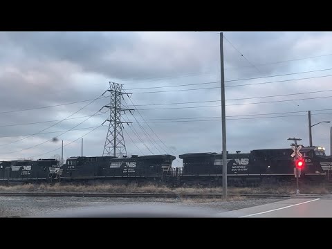 NS 4489 leads NS 236? at Pennsylvania Rd in Wyandotte, MI on 11/30/22 - YouTube