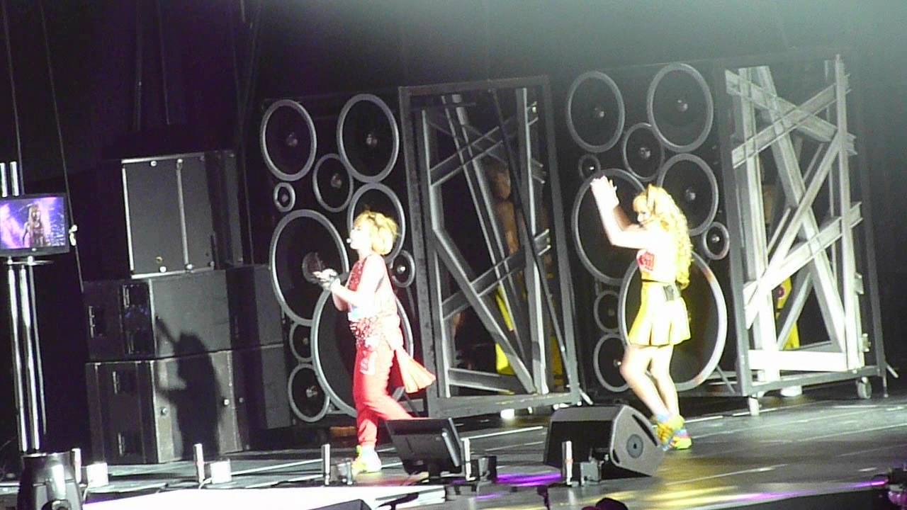 [Fancam] 2NE1 "Pretty Boy" @ New Evolution Tour 081712 - YouTube