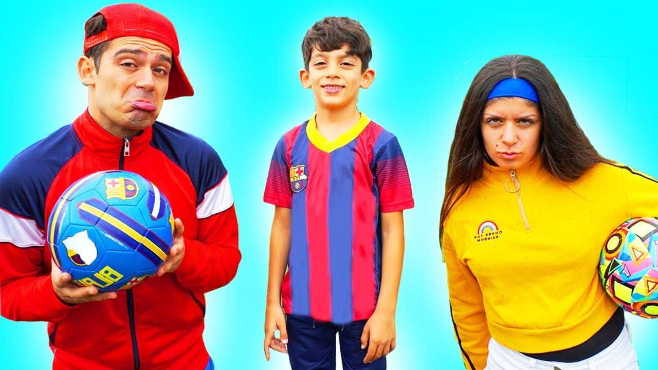 Jason और Alex फुटबॉल विश्व कप खेल खेलते हैं | बच्चे खेलकूद में जाते हैं ...