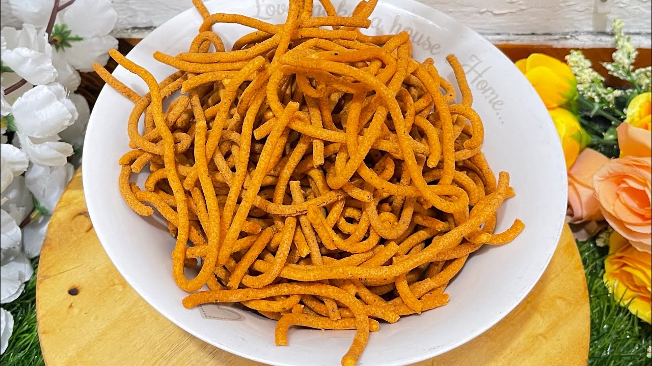 Tikha gathiya /gujrati crispy tikha gathiya recipe - YouTube