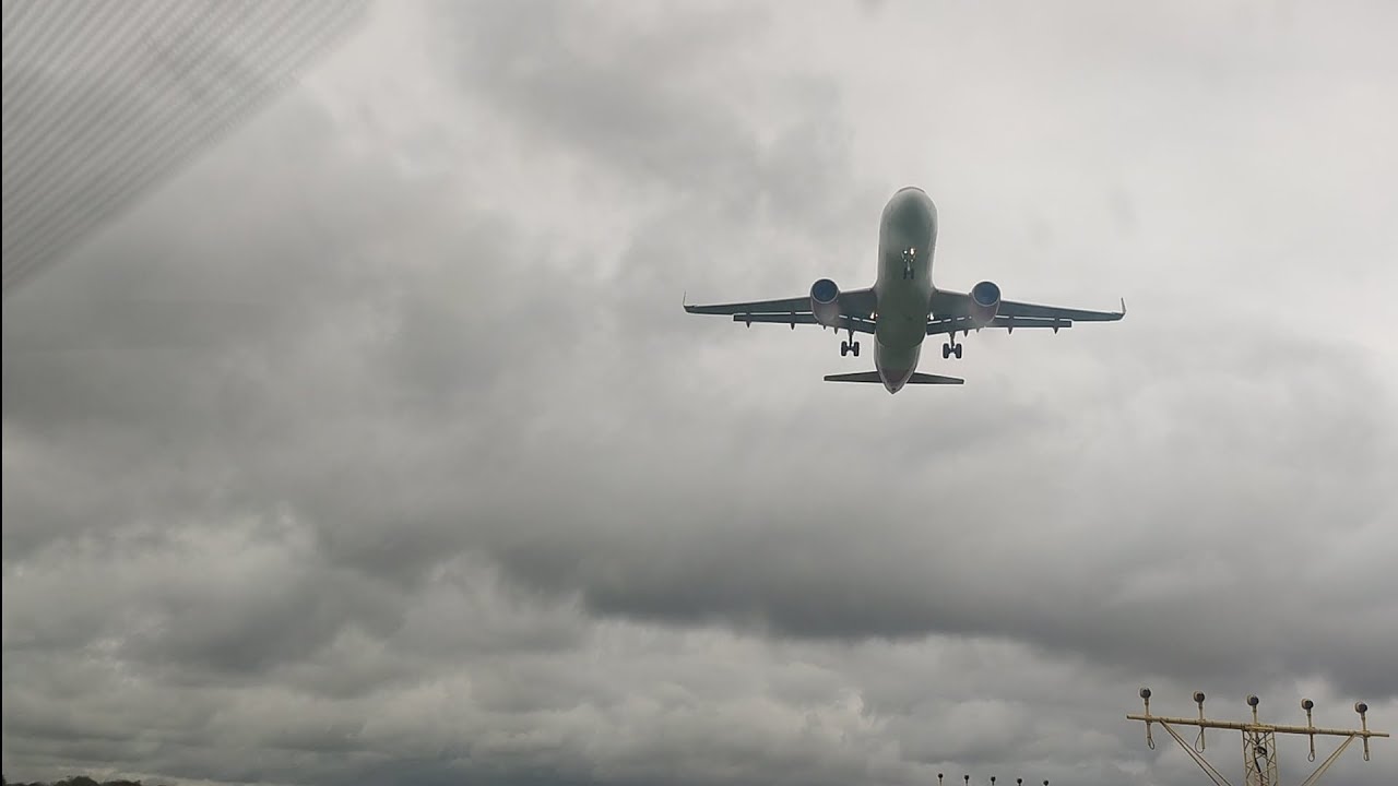 close plane flyby awesome moment! at Schiphol airport - YouTube
