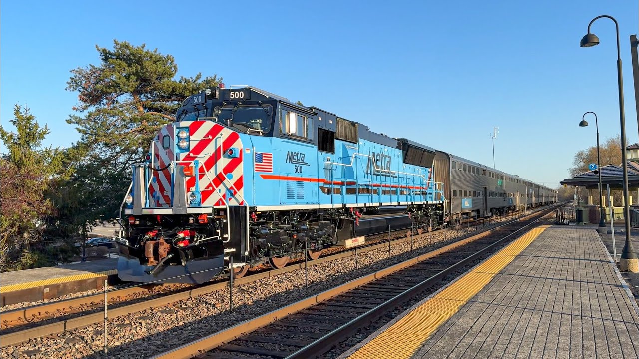 METX 500 (RTA heritage) speeds Metra 2143 into Deerfield - YouTube