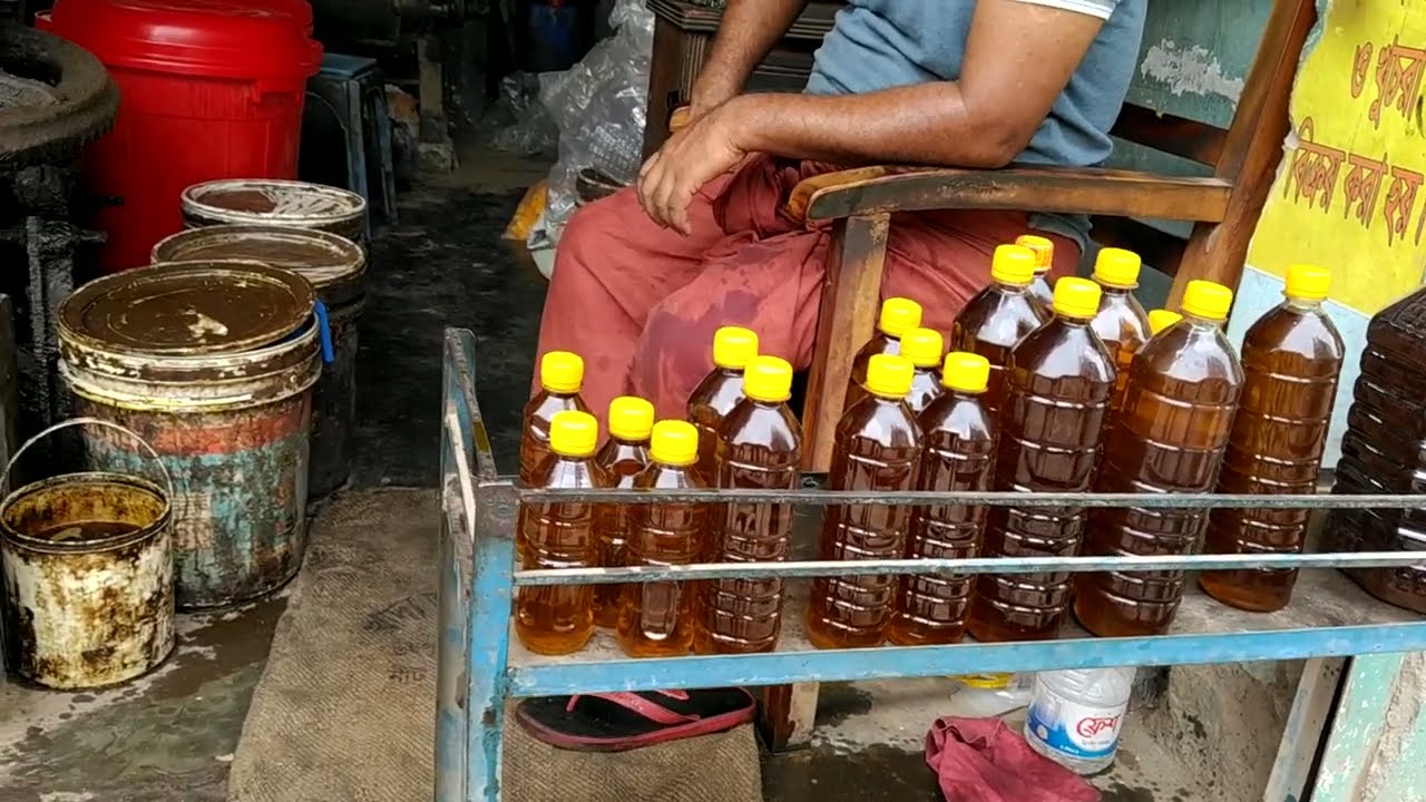 কাঠের ঘানি ভাঙ্গা সরিষার তেল।Sorishar Tel। Mustard oil - YouTube