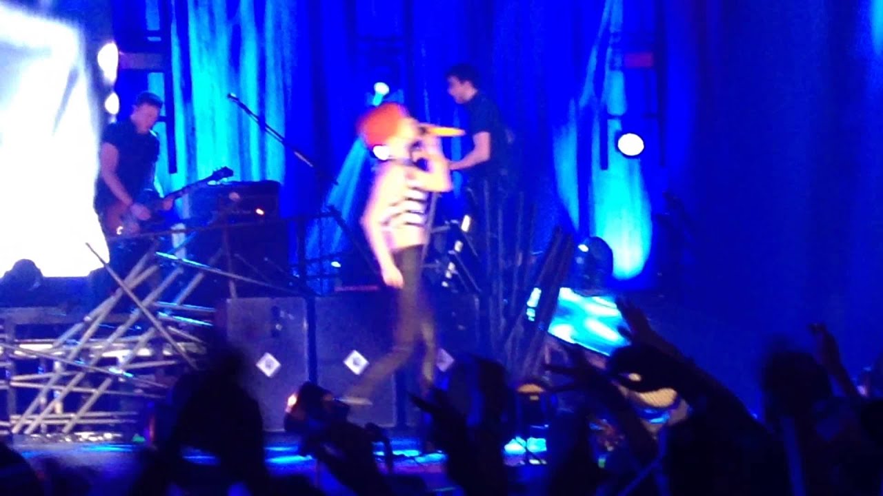 Paramore "Pressure" LIVE Concert MSG November 13, 2013 - YouTube