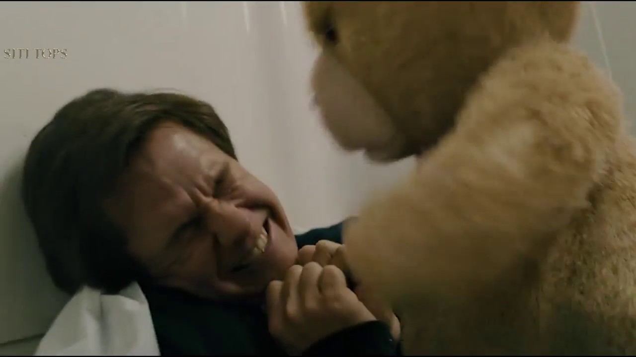 El oso Ted vs John pelea en español latino - YouTube