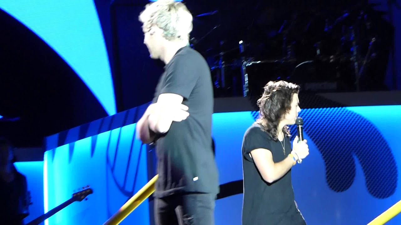 Harry Styles Gillette Stadium winking grandma - YouTube