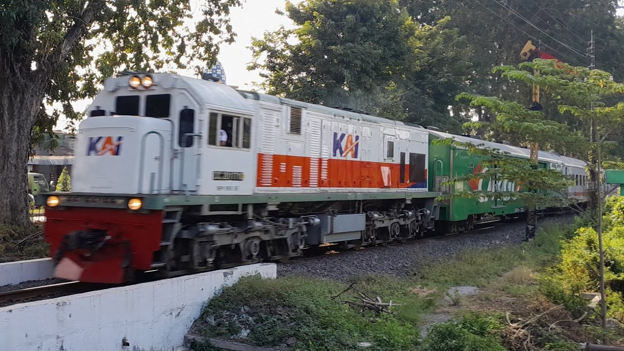 CC 201 77 10 SDT ft KA 243 Sritanjung membawa 2 Kereta Luar Dinas - YouTube