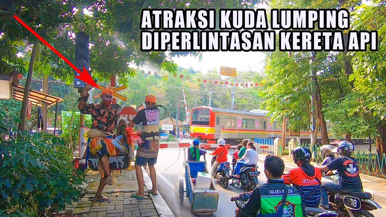 Atraksi Kuda Lumping/Kuda Kepang Di Perlintasan Kereta Api Tanah Kusir ...