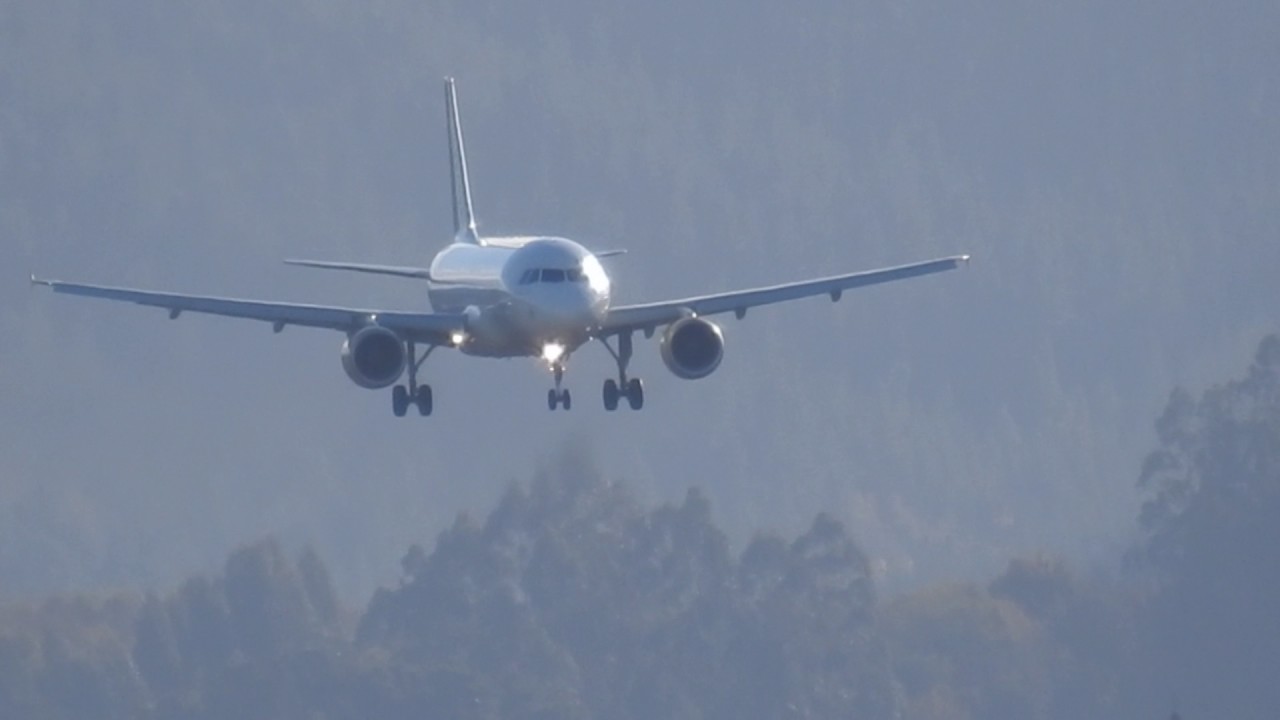 Scary Plane Landing in Bilbao,LEBB. Spain; High winds rock plane as it ...