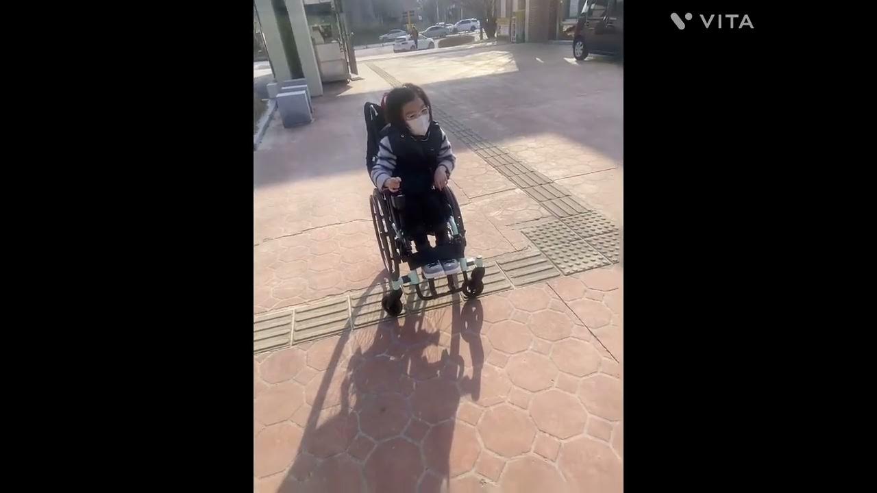 유리유나의 오전일상👯♀️ 엄마혼자 둘을 케어하려니 유나는 신나게 가다 아침에 휠체어가 뒤로 뒤집히고 😭 아무일없길 🙏 Youtube