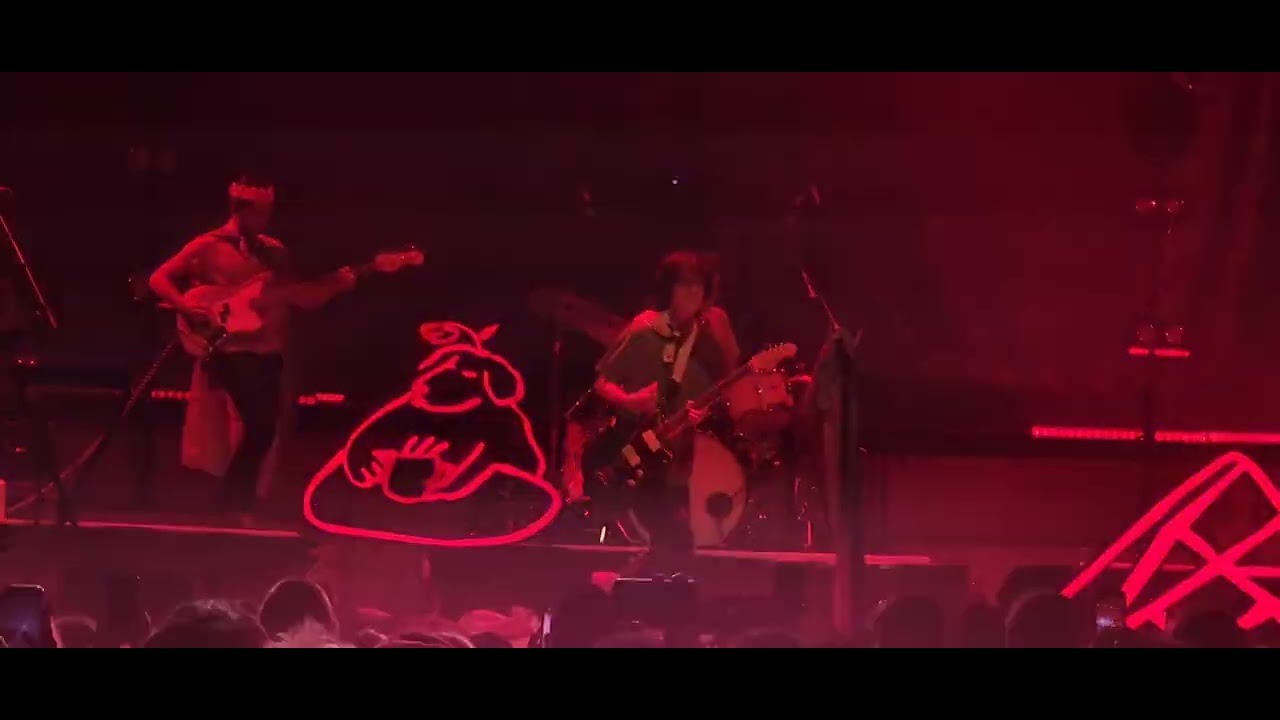 Cavetown - 'Devil Town' clip (Belfast, November 2022) - YouTube