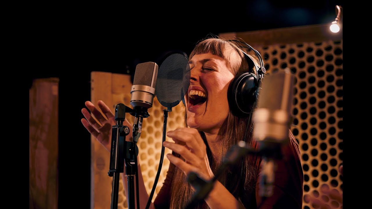 Mani's Eyes - Jono Heyes - Recorded Live, in a Beehive - YouTube