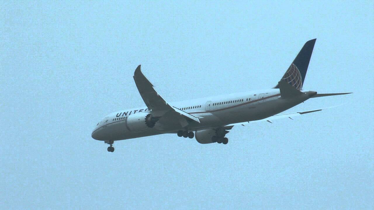 United Airlines Boeing 787-9 Dreamliner N27964 Landing in Rain at SFO ...