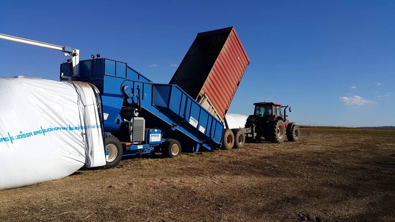Apiesse silage bagging - YouTube