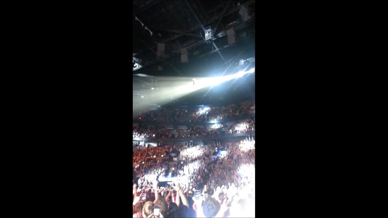 Pink "I'm gonna start a fight" Bell Center - YouTube