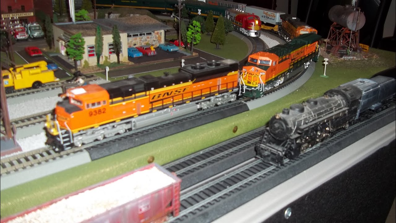 Ho scale 4x8 lay out. Freight train and passenger - YouTube