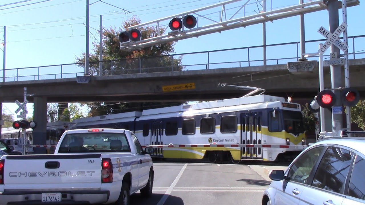 19th Street Railroad Crossing, Sacramento Light Rail Blue Line Trains ...