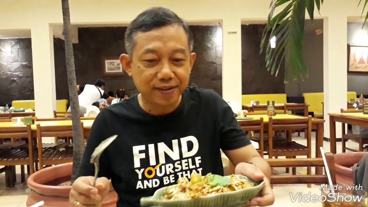 Makan ikan di IBC Ikan Bakar Cianjur, Jakarta - YouTube