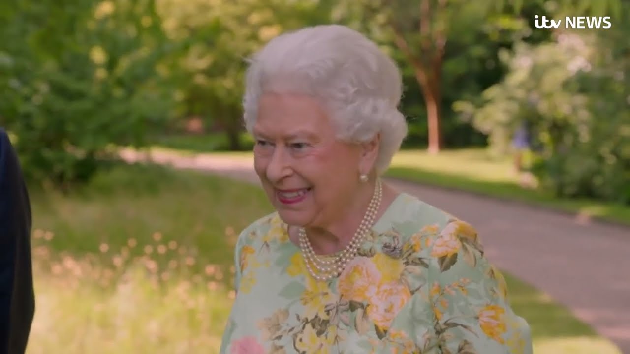 The Queen's gentle humour and her funeral tribute in Scotland - YouTube