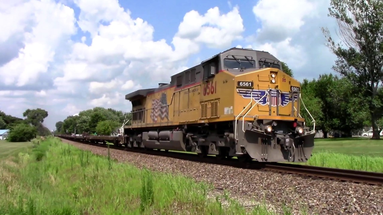 UP #6561 Leads Southbound Baretable in Sullivan IL - YouTube