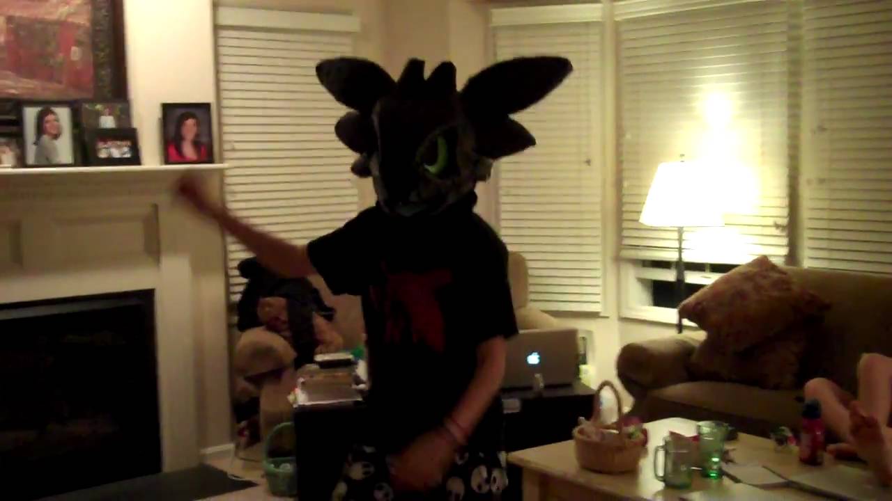 Toothless does them dance exercises - YouTube
