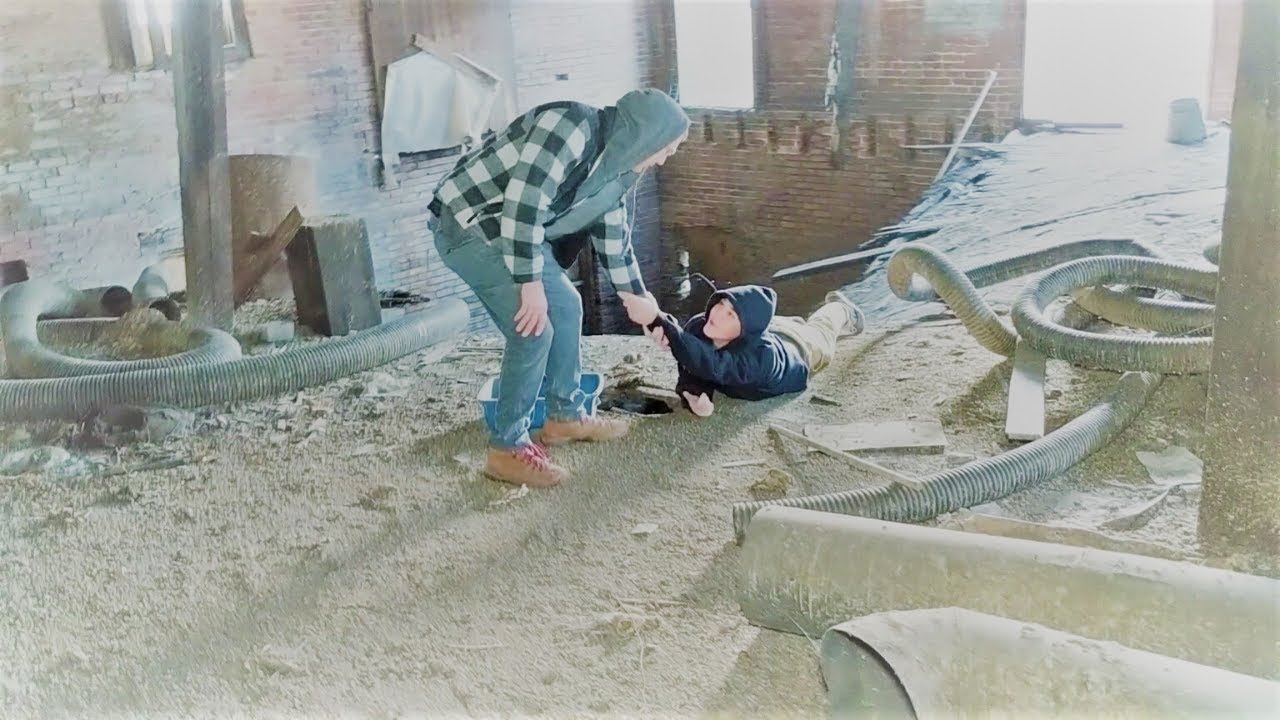 Exploring Abandoned DRUG DEN & HUGE Factory In River Arts *Extremely ...