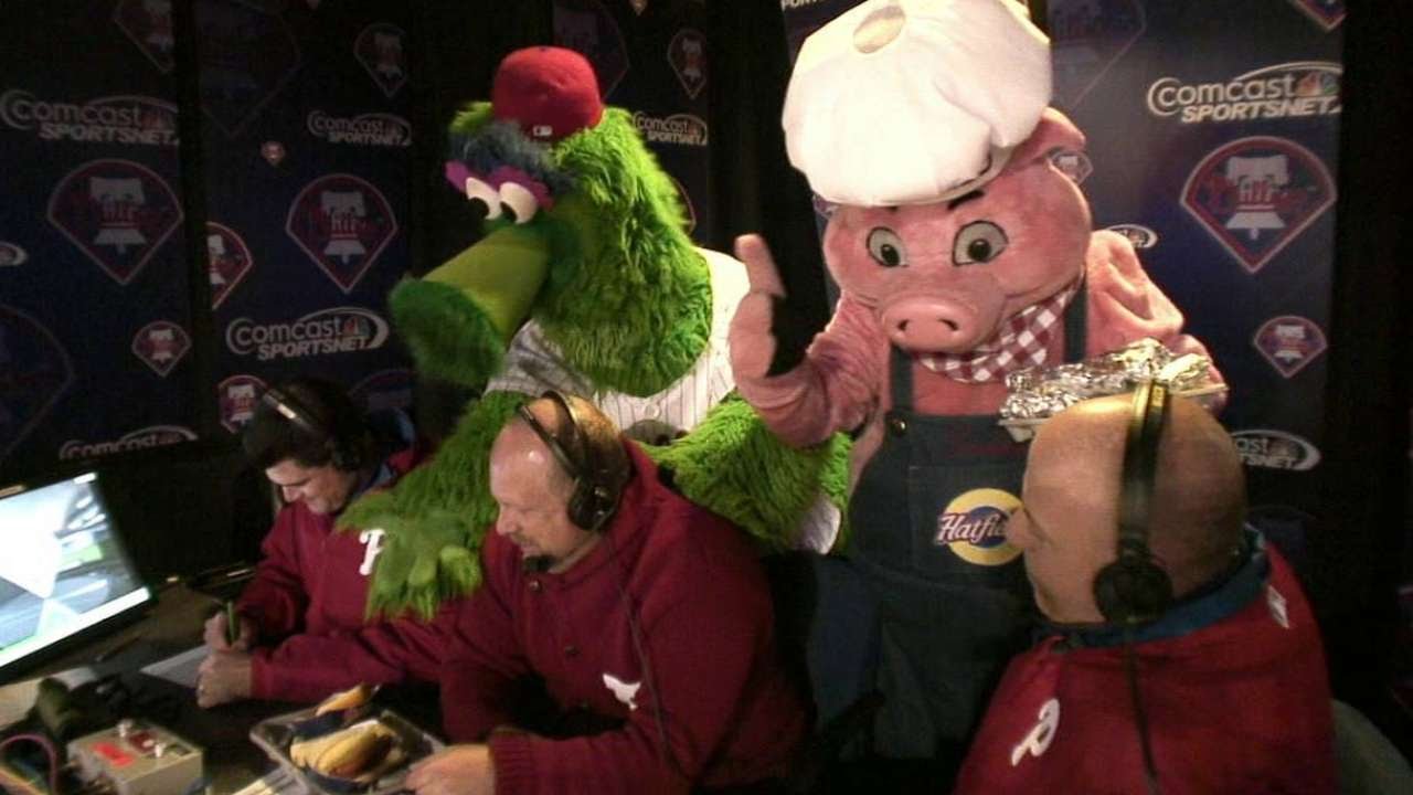 BOS@PHI: Phillie Phanatic throws hot dogs to crowd - YouTube